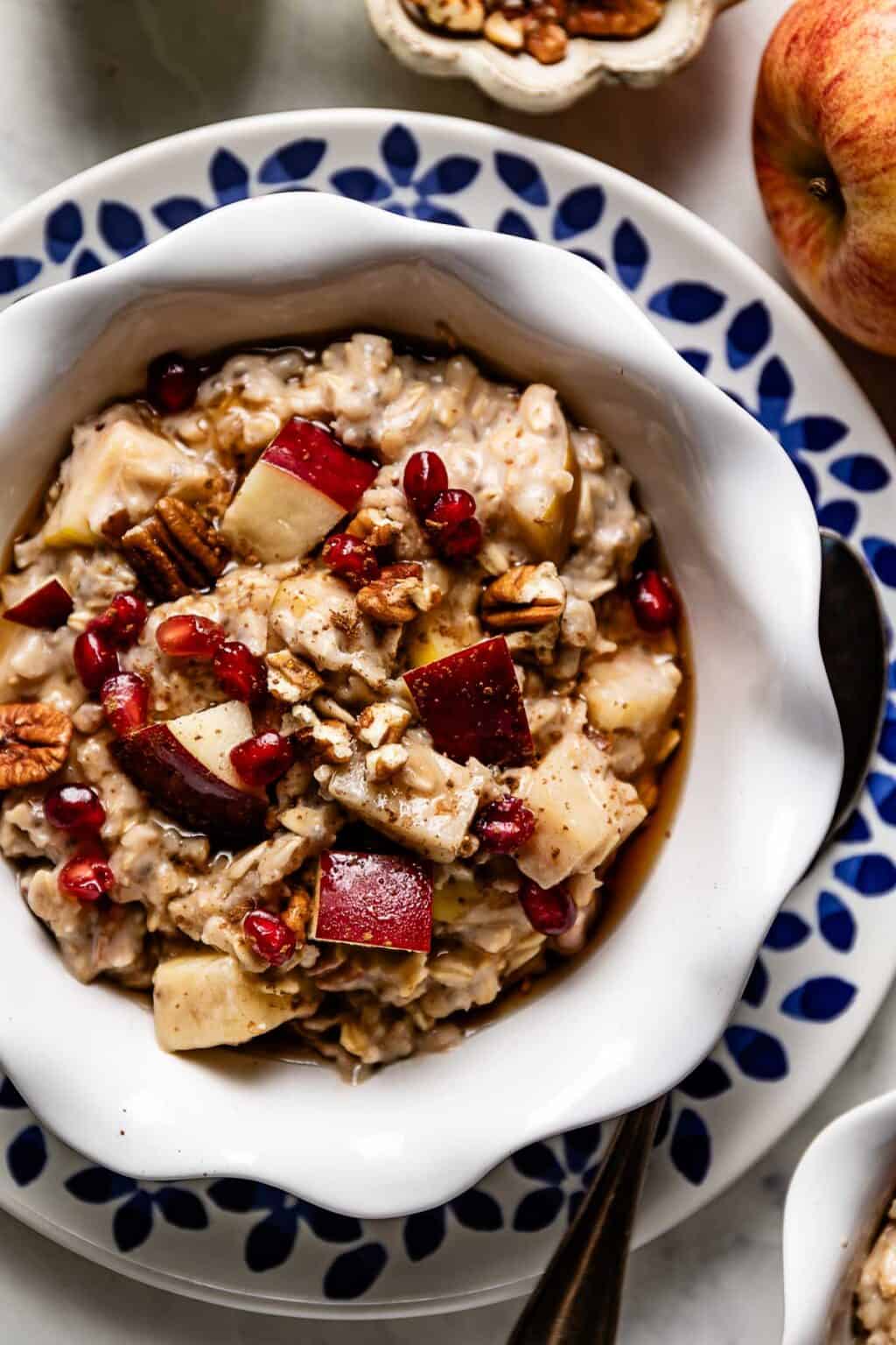 Apple Cinnamon Oatmeal Recipe (Easy & Ready in 15 minutes)